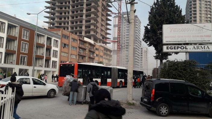 İzmir de kule vinç devrildi