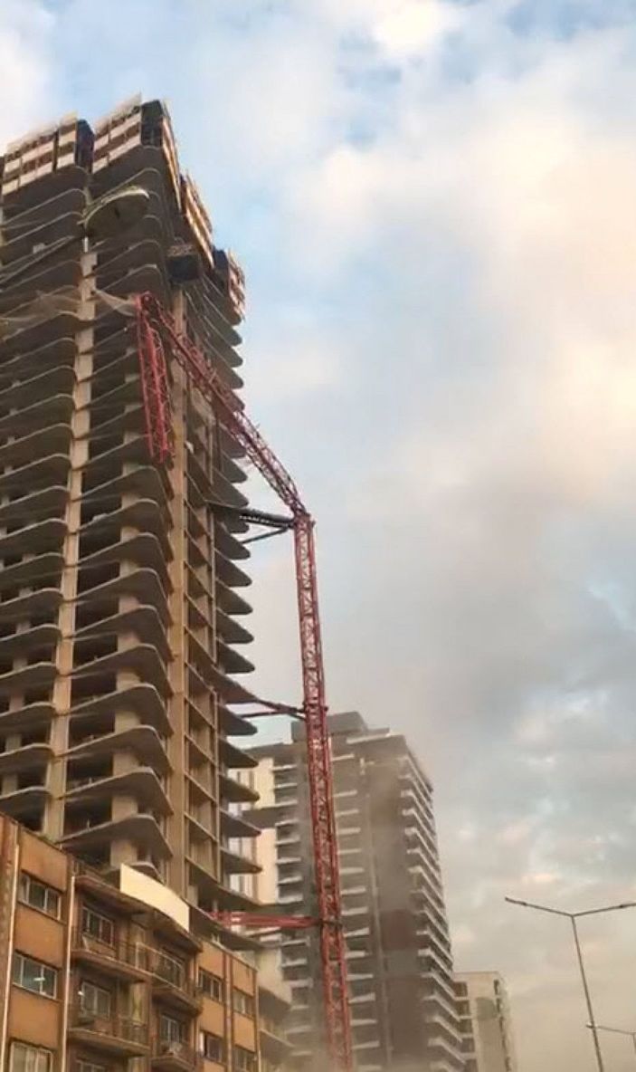 İzmir de kule vinç devrildi