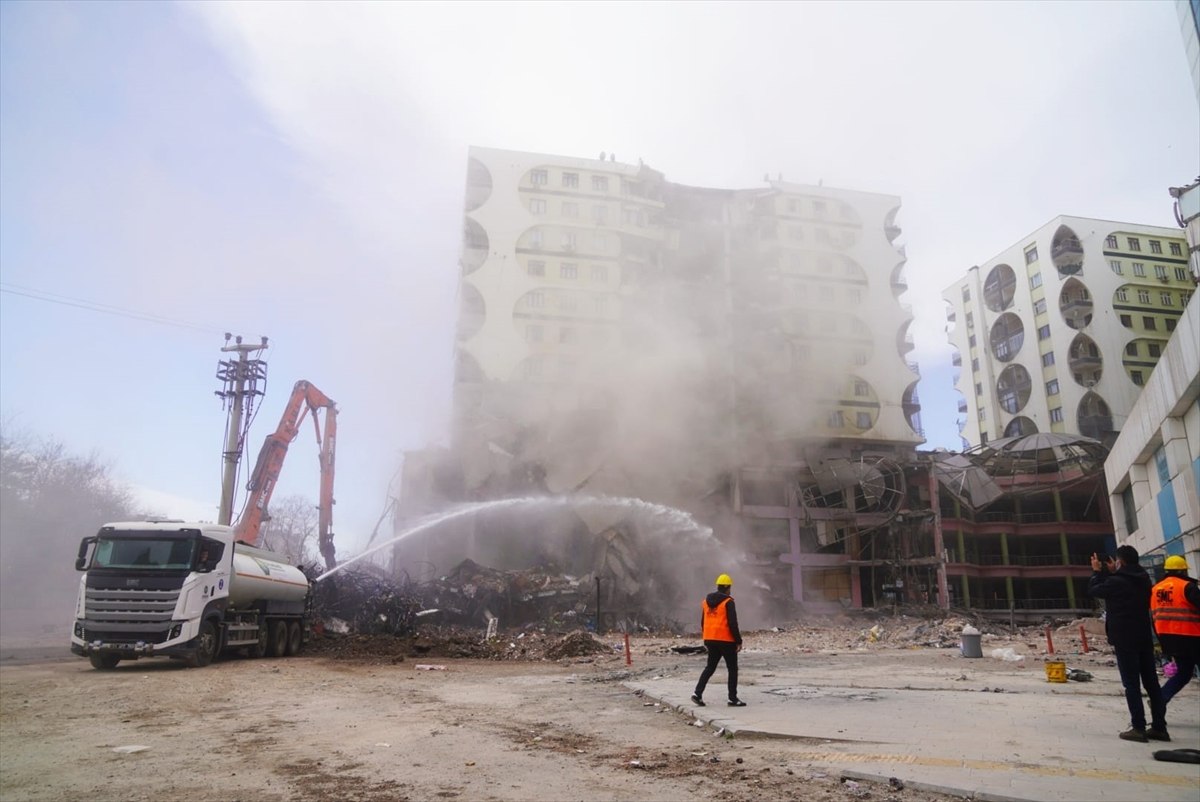 Onlarca kişiye mezar olmuştu! Diyar Galeria İş Merkezi'nin yıkımına ... Onlarca kişiye mezar olmuştu! Diyar Galeria İş Merkezi'nin yıkımına ...