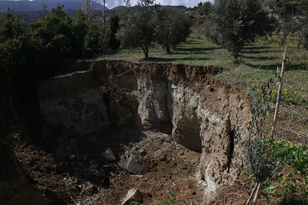Depremin şiddeti bir kez daha ortaya çıktı! Hatay'da fay yarıkları ... Depremin şiddeti bir kez daha ortaya çıktı! Hatay'da fay yarıkları ...