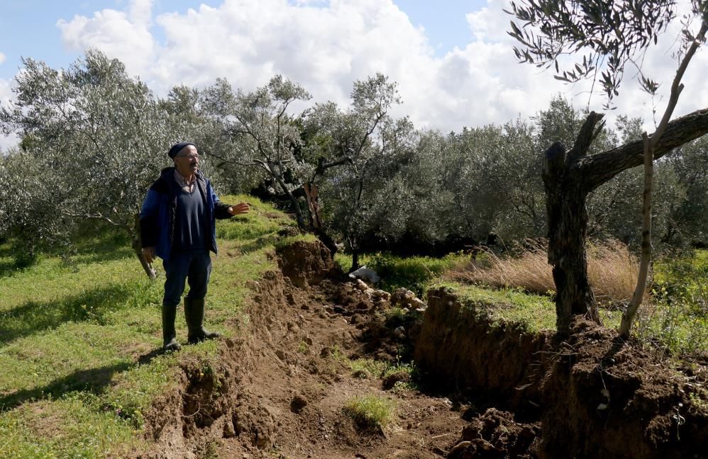 Depremin şiddeti bir kez daha ortaya çıktı! Hatay'da fay yarıkları ... Depremin şiddeti bir kez daha ortaya çıktı! Hatay'da fay yarıkları ...
