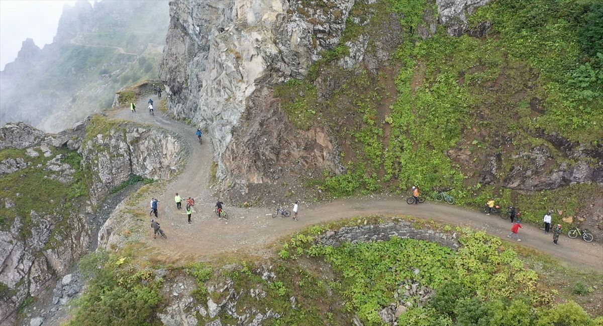 Bisiklet tutkunları, dünyanın en tehlikeli yolu Derebaşı virajlarında ...