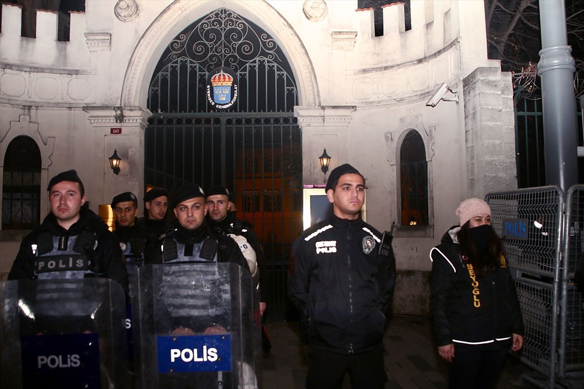 Beyoğlu'ndaki İsveç Başkonsolosluğu'na girmeye çalıştılar