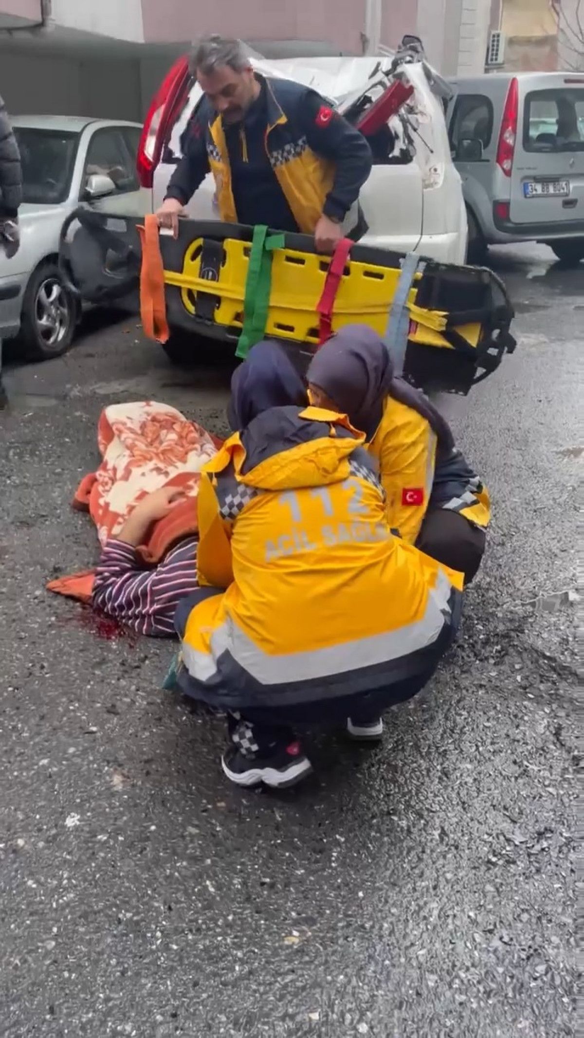 Güngören'de 7'nci kattan cipin üstüne düştü