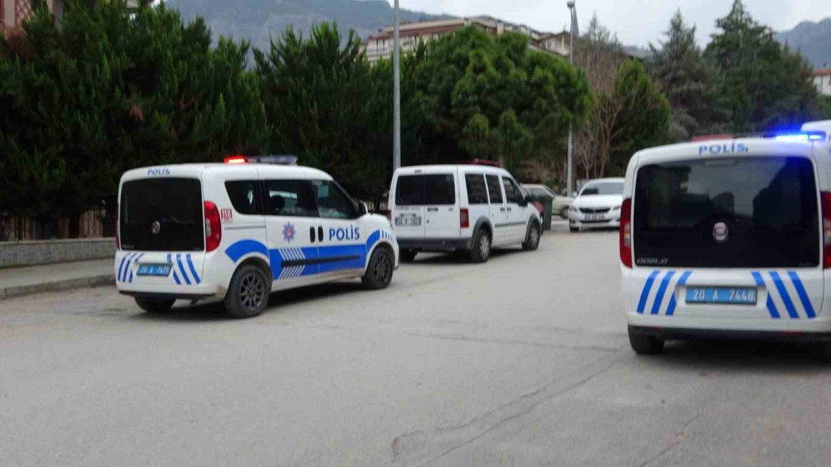 Denizli'de polisten kaçan şüphelilerin aracından uzun namlulu silah düştü Denizli'de polisten kaçan şüphelilerin aracından uzun namlulu silah düştü