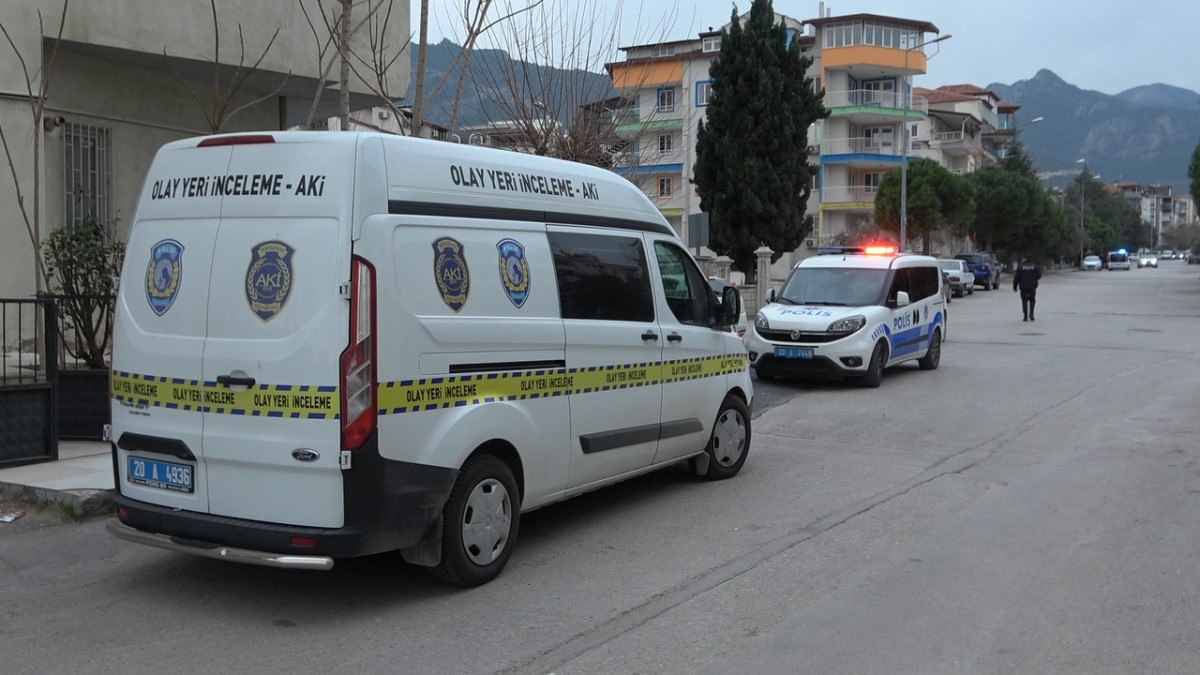 Denizli'de polisten kaçan şüphelilerin aracından uzun namlulu silah düştü Denizli'de polisten kaçan şüphelilerin aracından uzun namlulu silah düştü