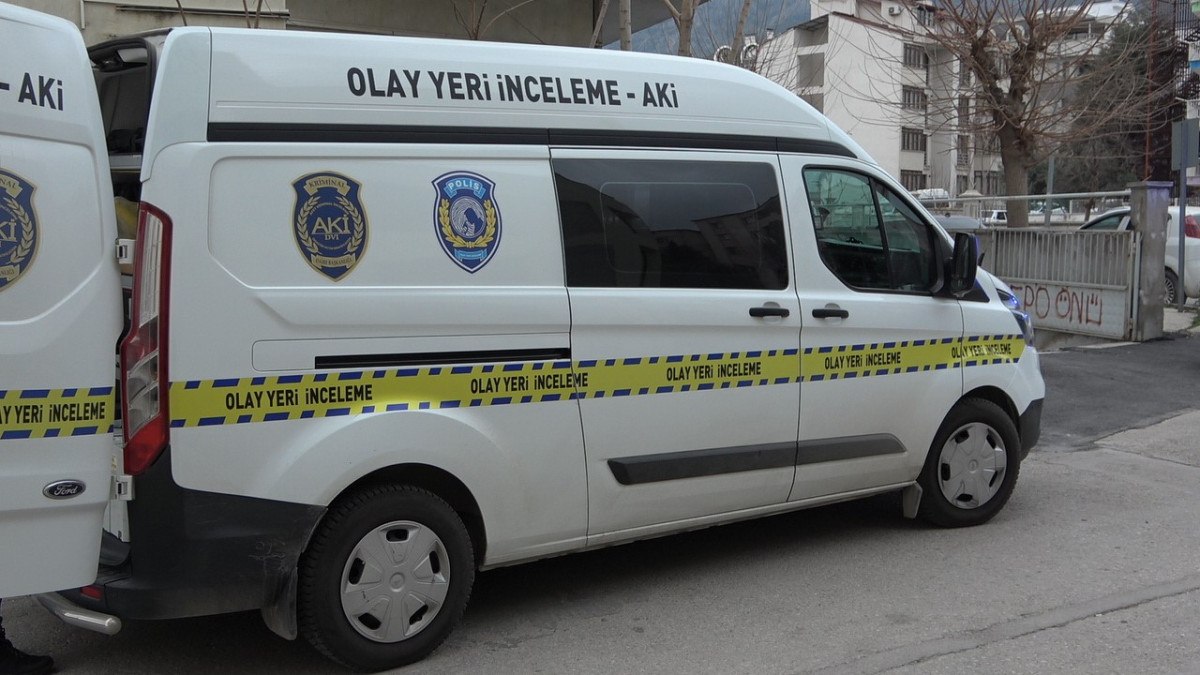 Denizli'de polisten kaçan şüphelilerin aracından uzun namlulu silah düştü Denizli'de polisten kaçan şüphelilerin aracından uzun namlulu silah düştü