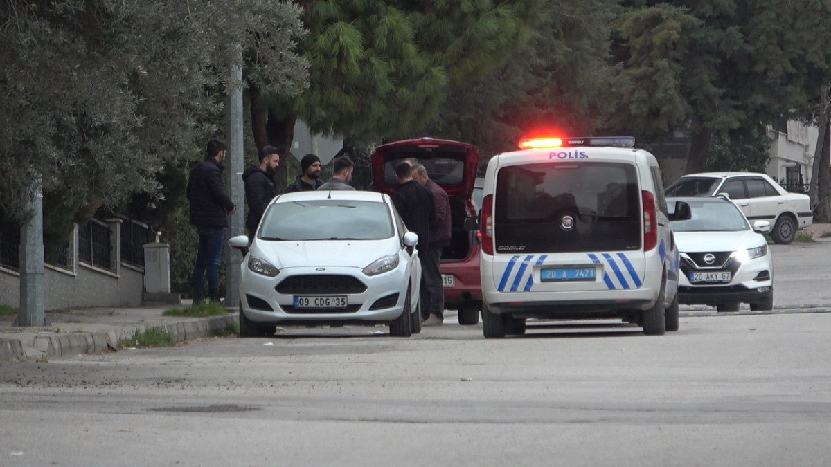Denizli'de polisten kaçan şüphelilerin aracından uzun namlulu silah düştü Denizli'de polisten kaçan şüphelilerin aracından uzun namlulu silah düştü