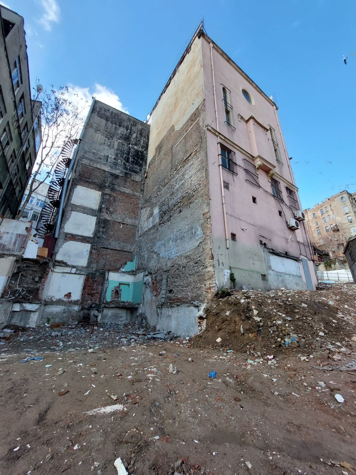 İstanbul'da 200 yıllık genelev sokağı kılık değiştiriyor