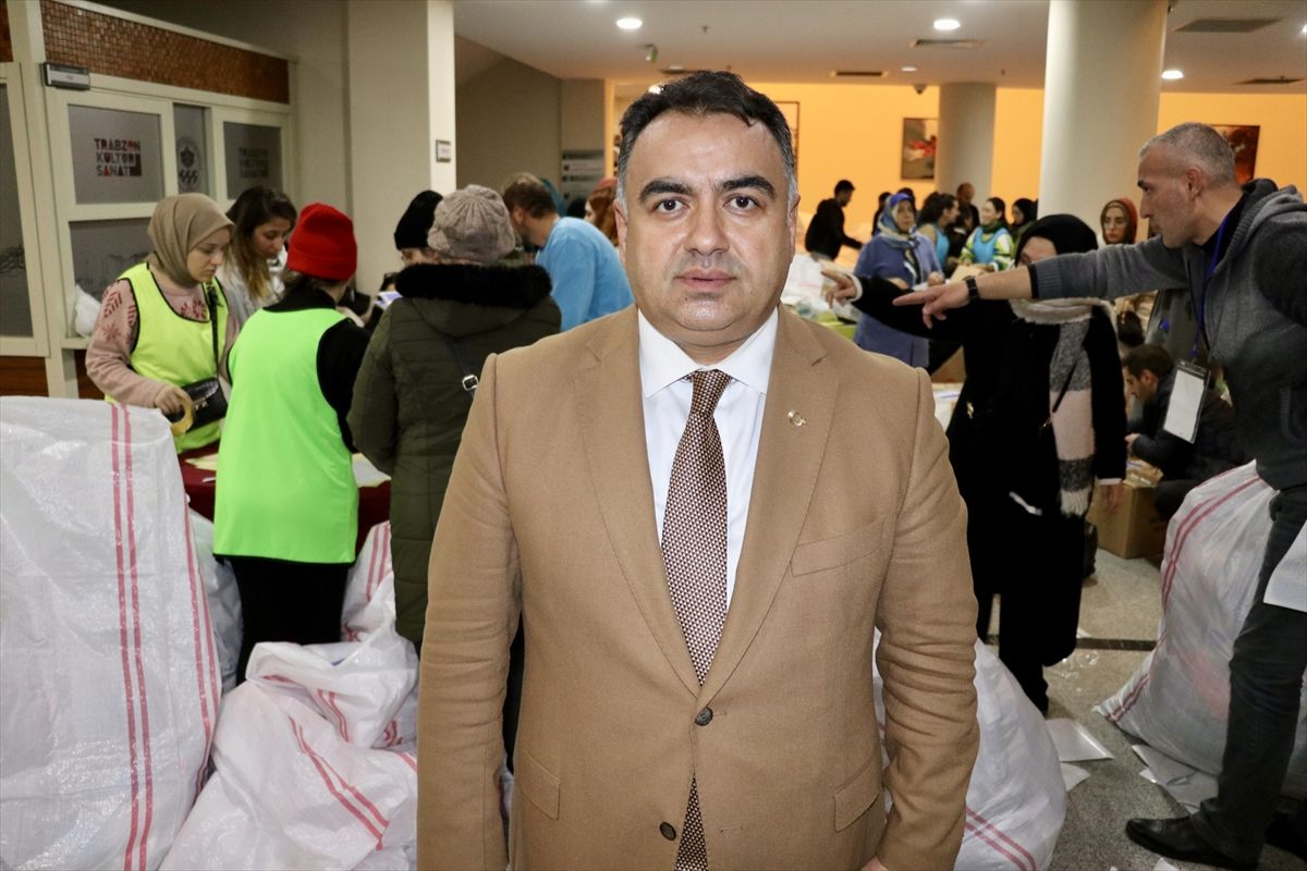 Karadeniz'den deprem bölgesine yardımlar sürüyor Karadeniz'den deprem bölgesine yardımlar sürüyor