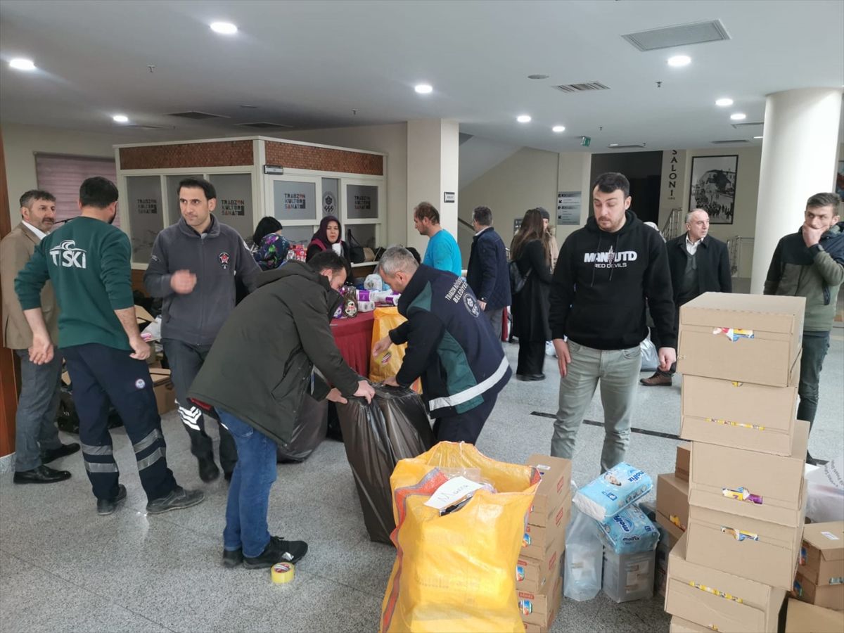 Karadeniz'den deprem bölgesine yardımlar sürüyor Karadeniz'den deprem bölgesine yardımlar sürüyor