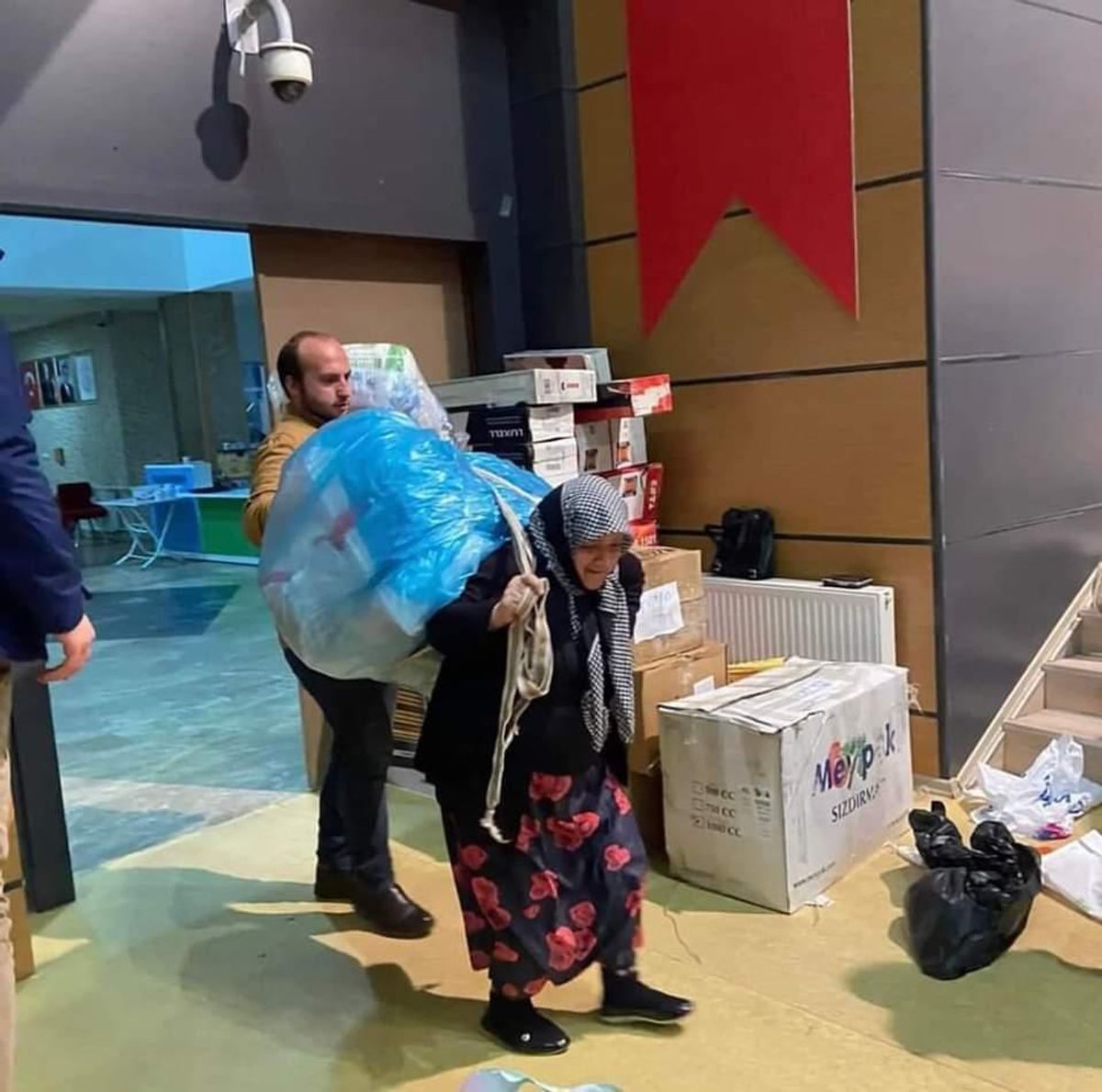 Karadeniz'den deprem bölgesine yardımlar sürüyor Karadeniz'den deprem bölgesine yardımlar sürüyor