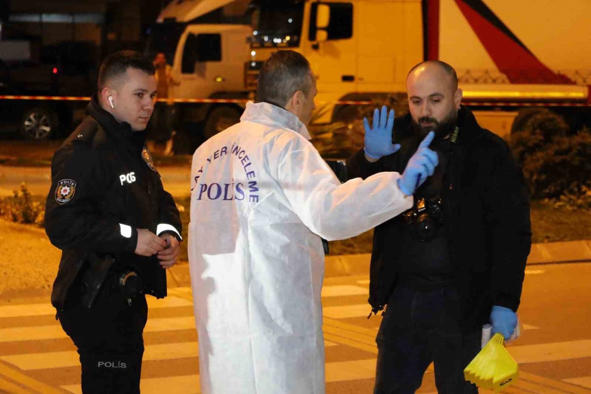 Kocaeli'de silahlı bıçaklı kavga: 3 yaralı Kocaeli'de silahlı bıçaklı kavga: 3 yaralı