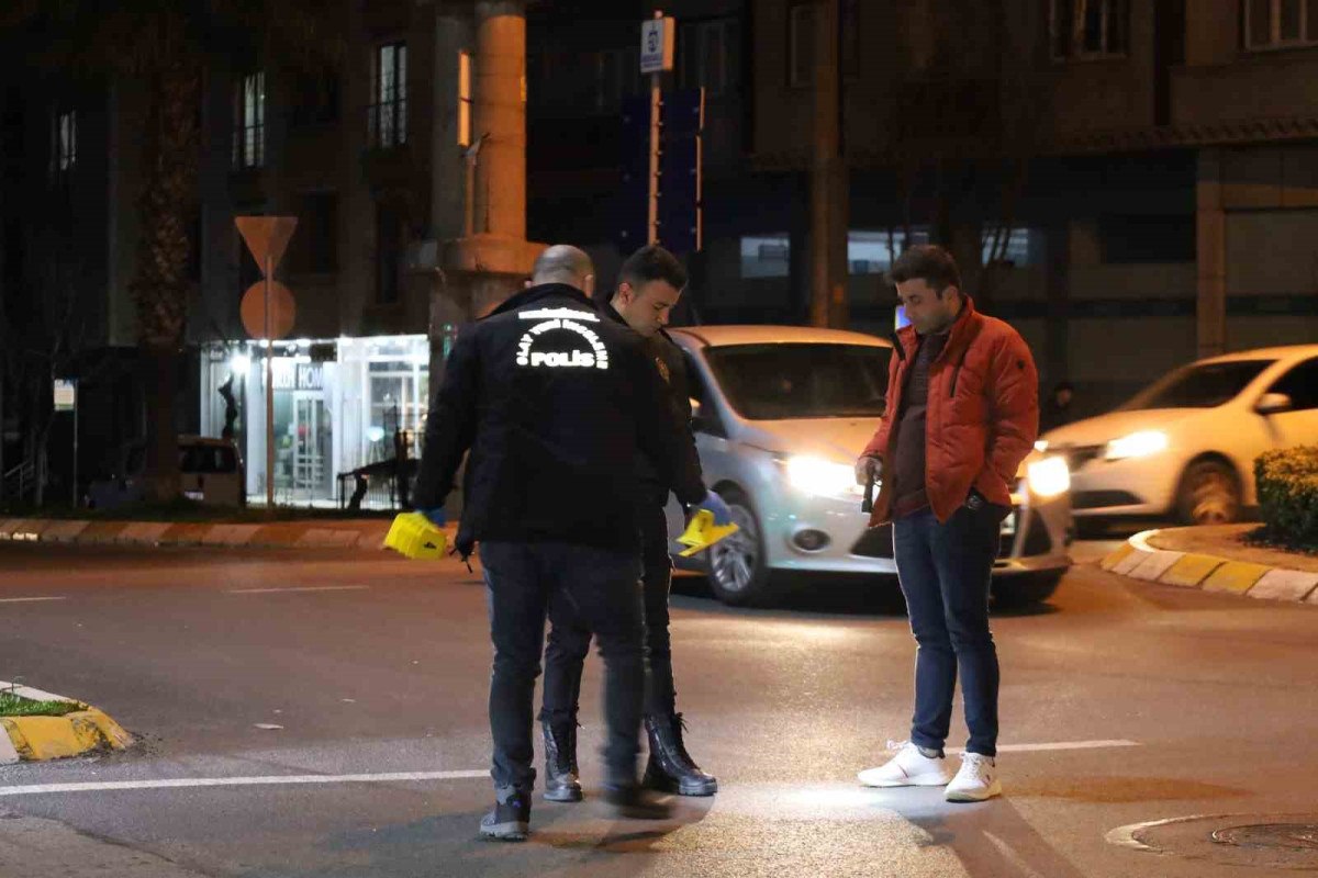 Kocaeli'de silahlı bıçaklı kavga: 3 yaralı Kocaeli'de silahlı bıçaklı kavga: 3 yaralı