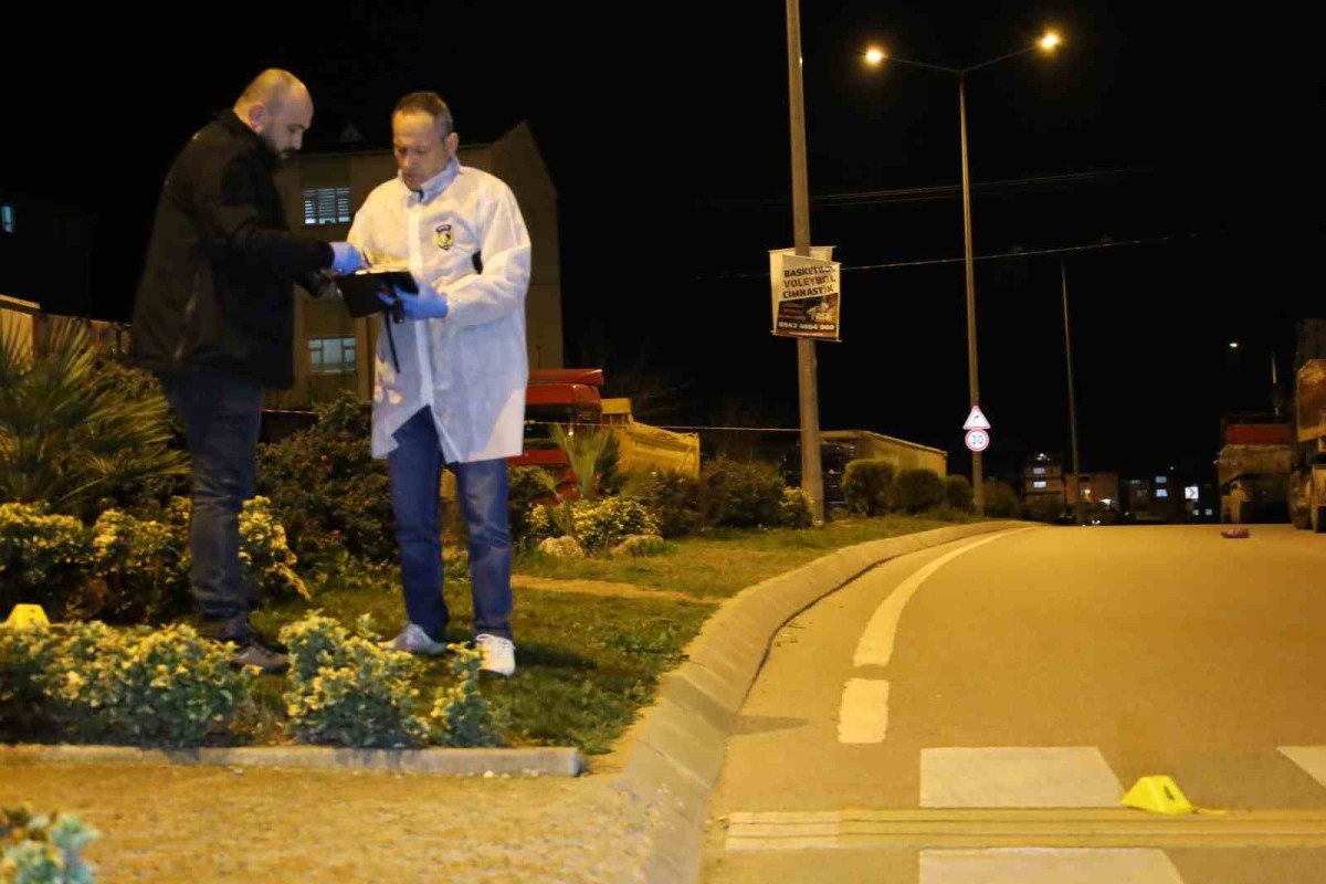 Kocaeli'de silahlı bıçaklı kavga: 3 yaralı Kocaeli'de silahlı bıçaklı kavga: 3 yaralı