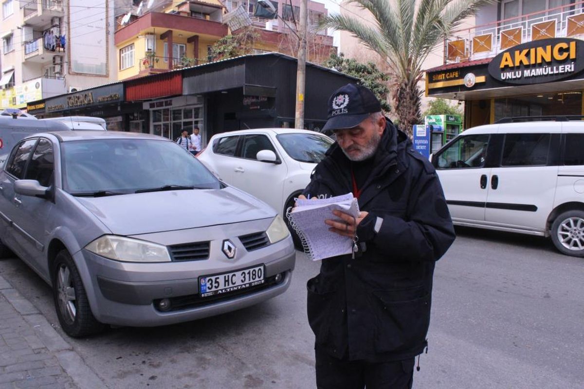İzmir'in gönüllü polisi Sinan Amca, tüm gün sürücülere trafik yazısı ...