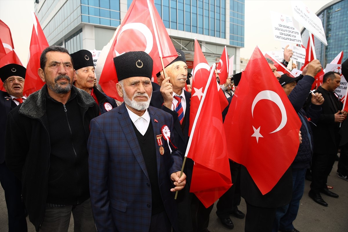 Türkiye Gaziler ve Şehit Aileleri Vakfı üyelerinden CHP'ye HDP ile ... Türkiye Gaziler ve Şehit Aileleri Vakfı üyelerinden CHP'ye HDP ile ...