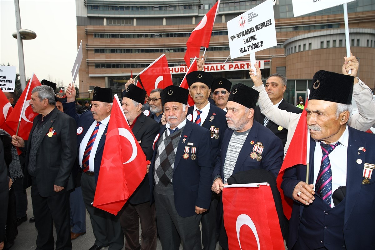 Türkiye Gaziler ve Şehit Aileleri Vakfı üyelerinden CHP'ye HDP ile ... Türkiye Gaziler ve Şehit Aileleri Vakfı üyelerinden CHP'ye HDP ile ...
