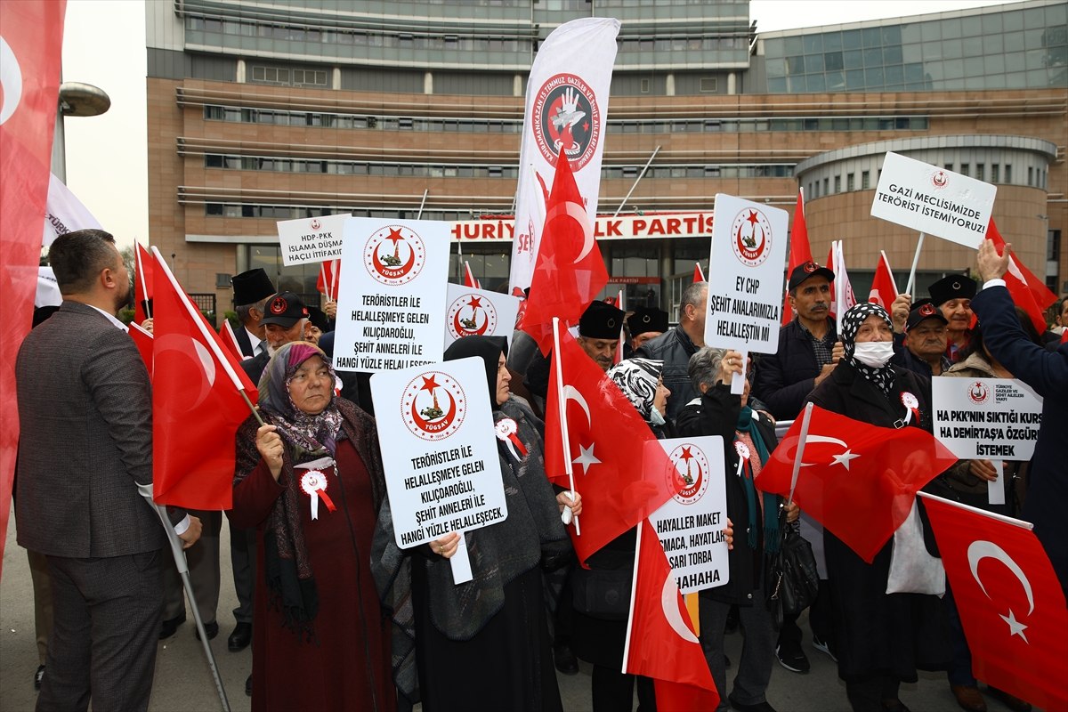 Türkiye Gaziler ve Şehit Aileleri Vakfı üyelerinden CHP'ye HDP ile ... Türkiye Gaziler ve Şehit Aileleri Vakfı üyelerinden CHP'ye HDP ile ...