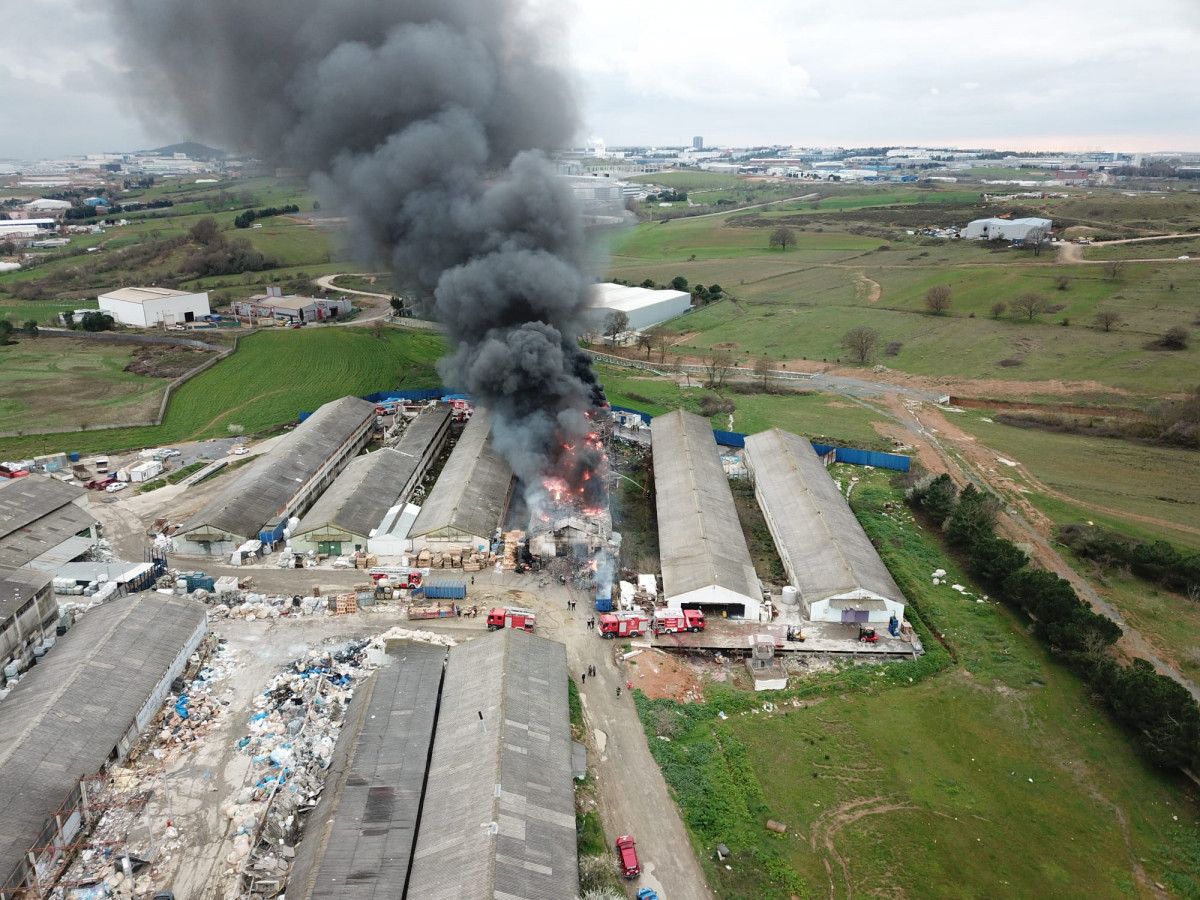Kocaeli'de kimya fabrikasının deposunda yangın