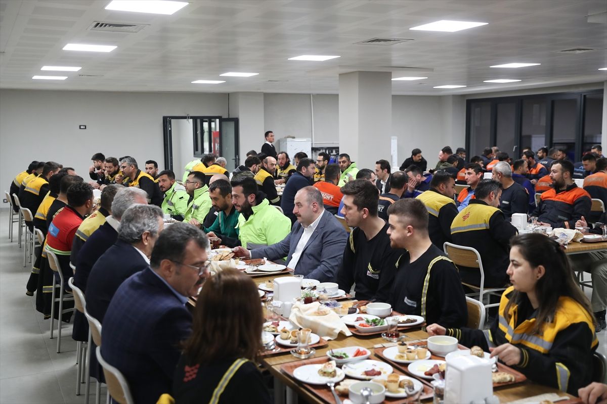 Mustafa Varank, İskenderun'da demir çelik işçileriyle sahurda buluştu Mustafa Varank, İskenderun'da demir çelik işçileriyle sahurda buluştu