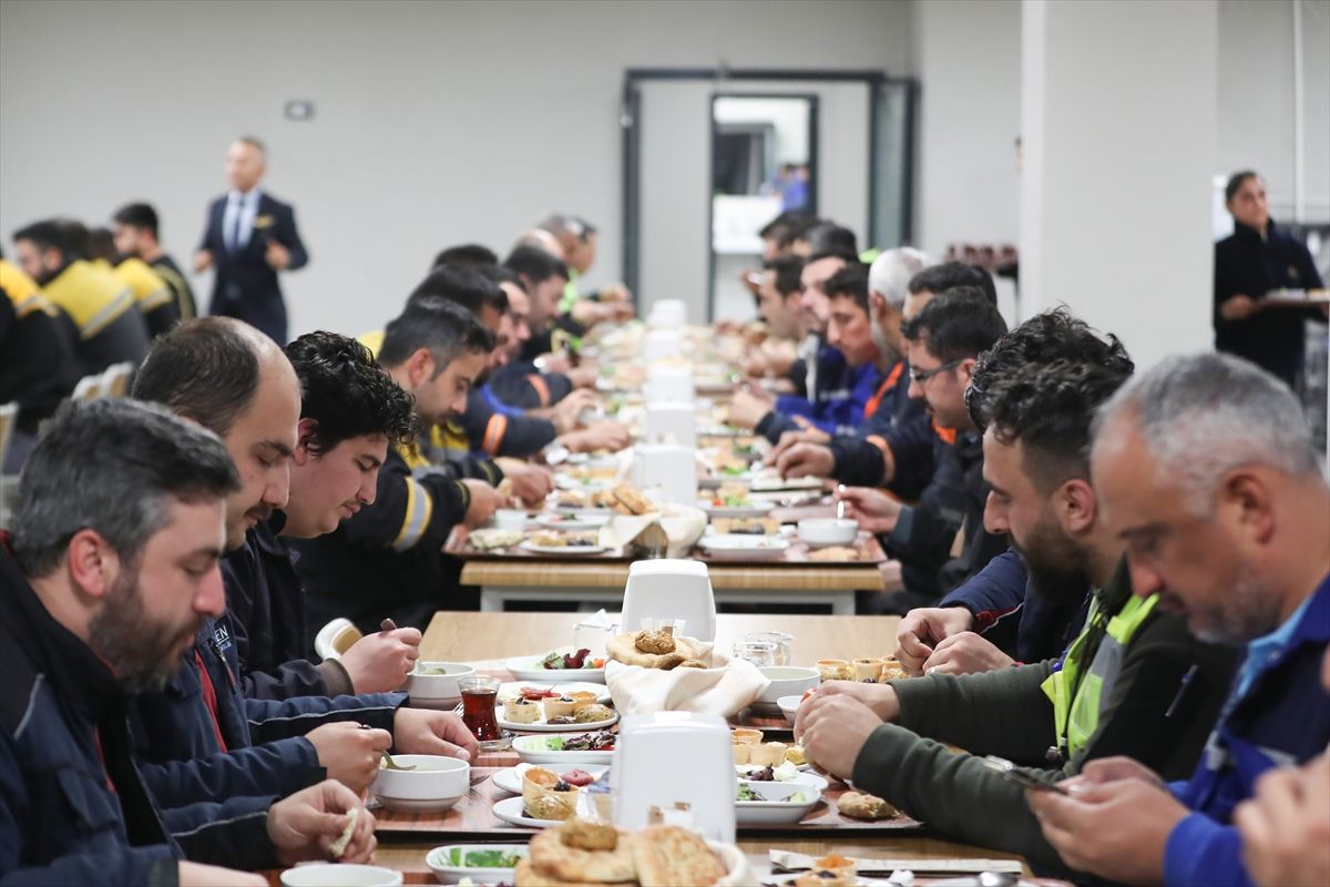 Mustafa Varank, İskenderun'da demir çelik işçileriyle sahurda buluştu Mustafa Varank, İskenderun'da demir çelik işçileriyle sahurda buluştu