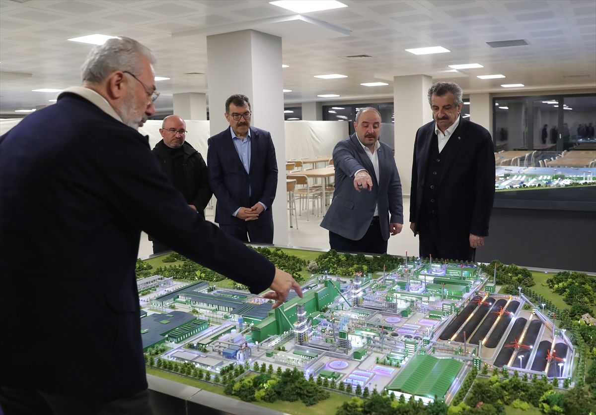 Mustafa Varank, İskenderun'da demir çelik işçileriyle sahurda buluştu Mustafa Varank, İskenderun'da demir çelik işçileriyle sahurda buluştu