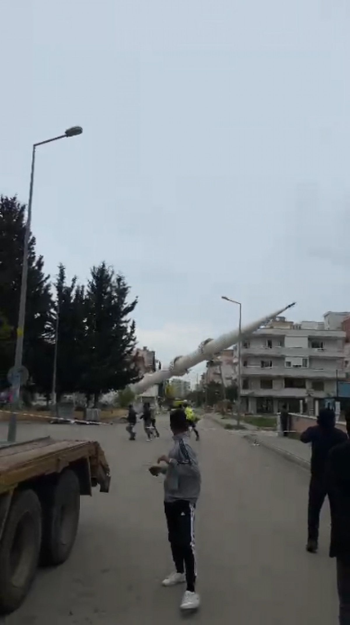 İskenderun’da depremde ağır hasar alan minare kontrollü olarak yıkıldı