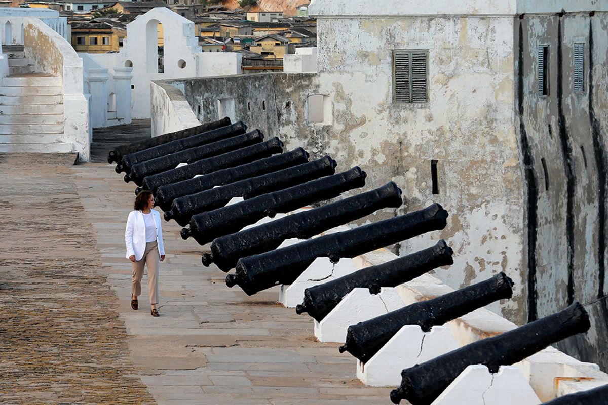 ABD Başkan Yardımcısı Harris, Gana'da köle ticaretinin yapıldığı kaleyi ...