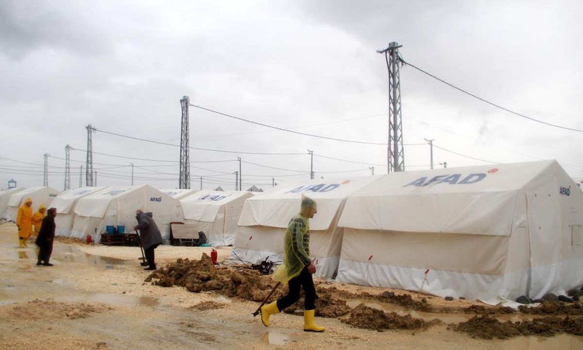 Depremin vurduğu Hatay’da yağmur başladı! Çadırlar için büyük mücadele ...