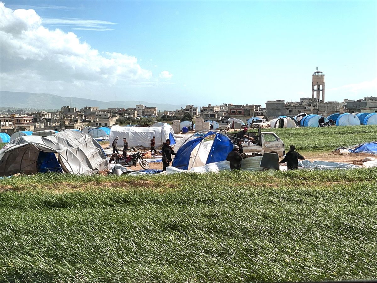 İdlib'de fırtına çadırları uçurdu