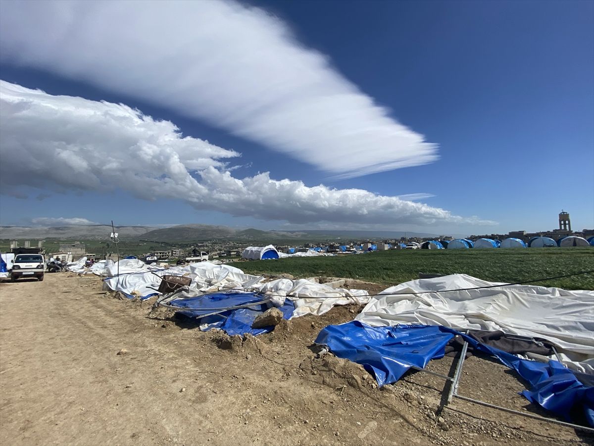 İdlib'de fırtına çadırları uçurdu