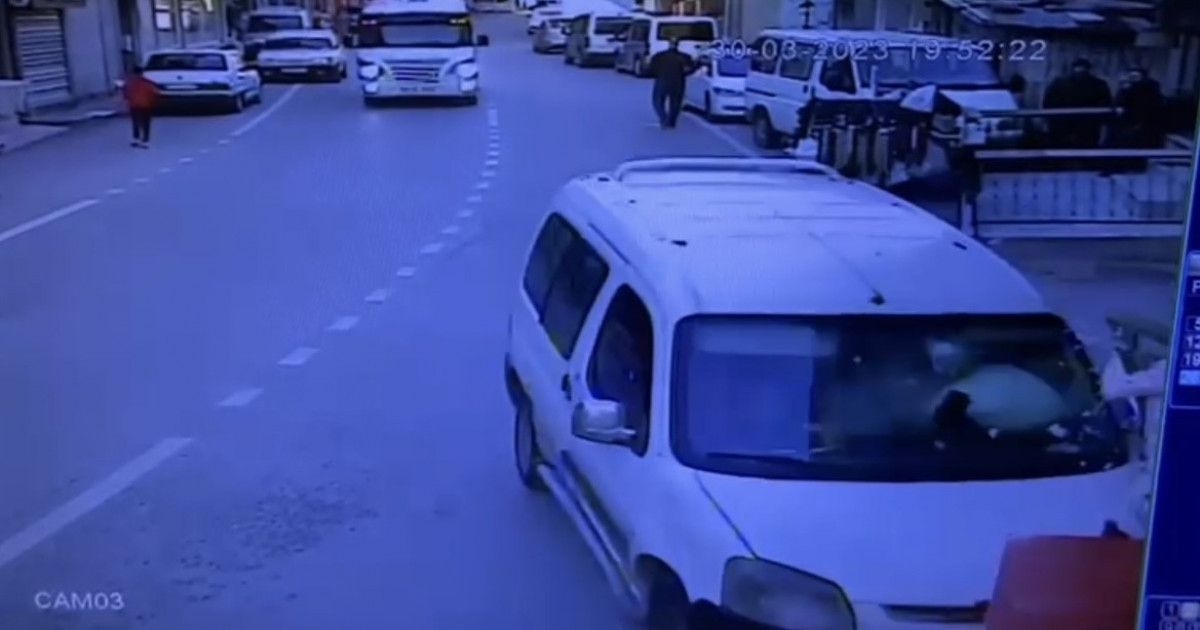 Bursa'da direksiyon başında olduğunu unutan sürücü kazaya neden oldu Bursa'da direksiyon başında olduğunu unutan sürücü kazaya neden oldu