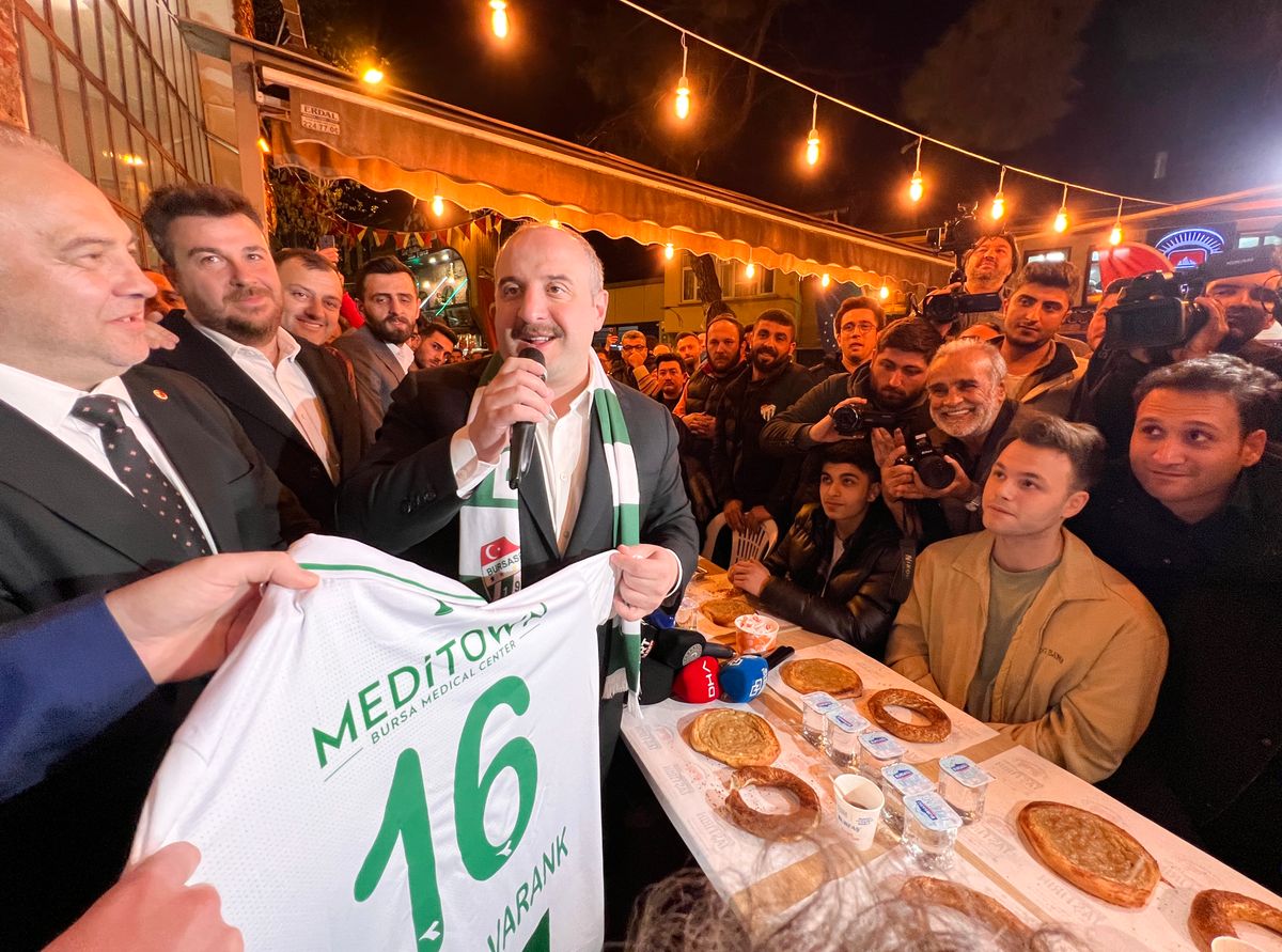 Mustafa Varank Bursa'da sahurda gençlerle buluştu Mustafa Varank Bursa'da sahurda gençlerle buluştu