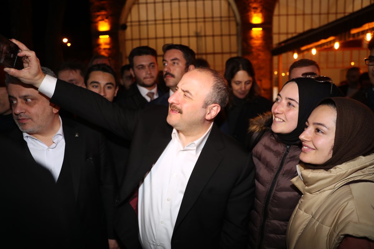 Mustafa Varank Bursa'da sahurda gençlerle buluştu Mustafa Varank Bursa'da sahurda gençlerle buluştu
