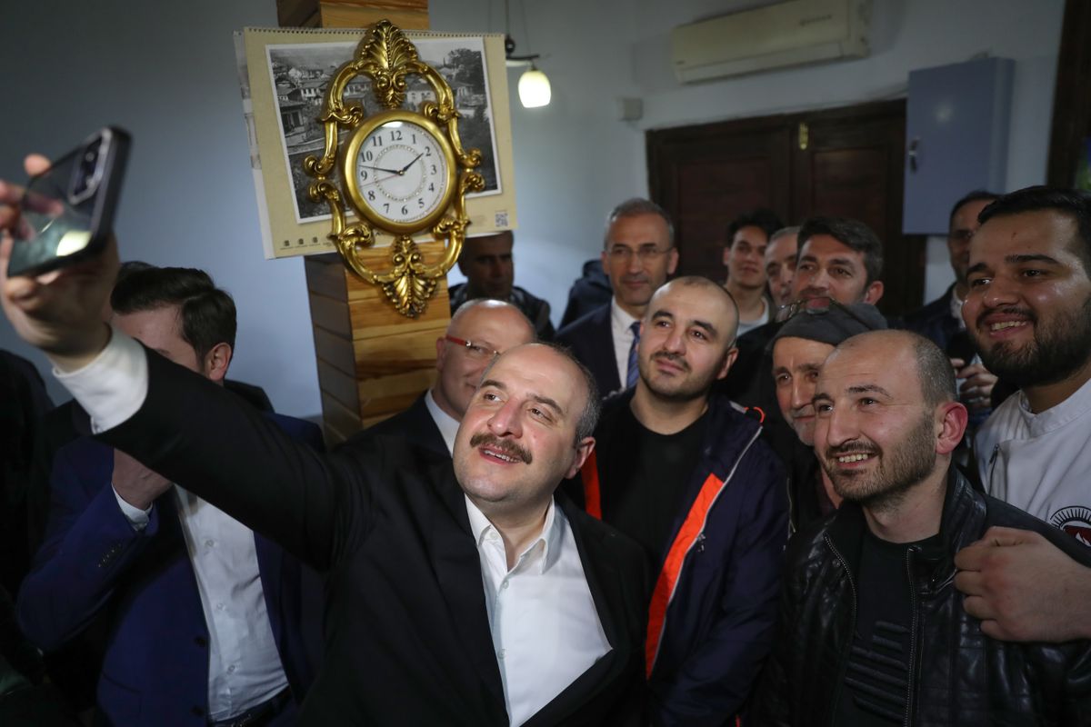 Mustafa Varank Bursa'da sahurda gençlerle buluştu Mustafa Varank Bursa'da sahurda gençlerle buluştu