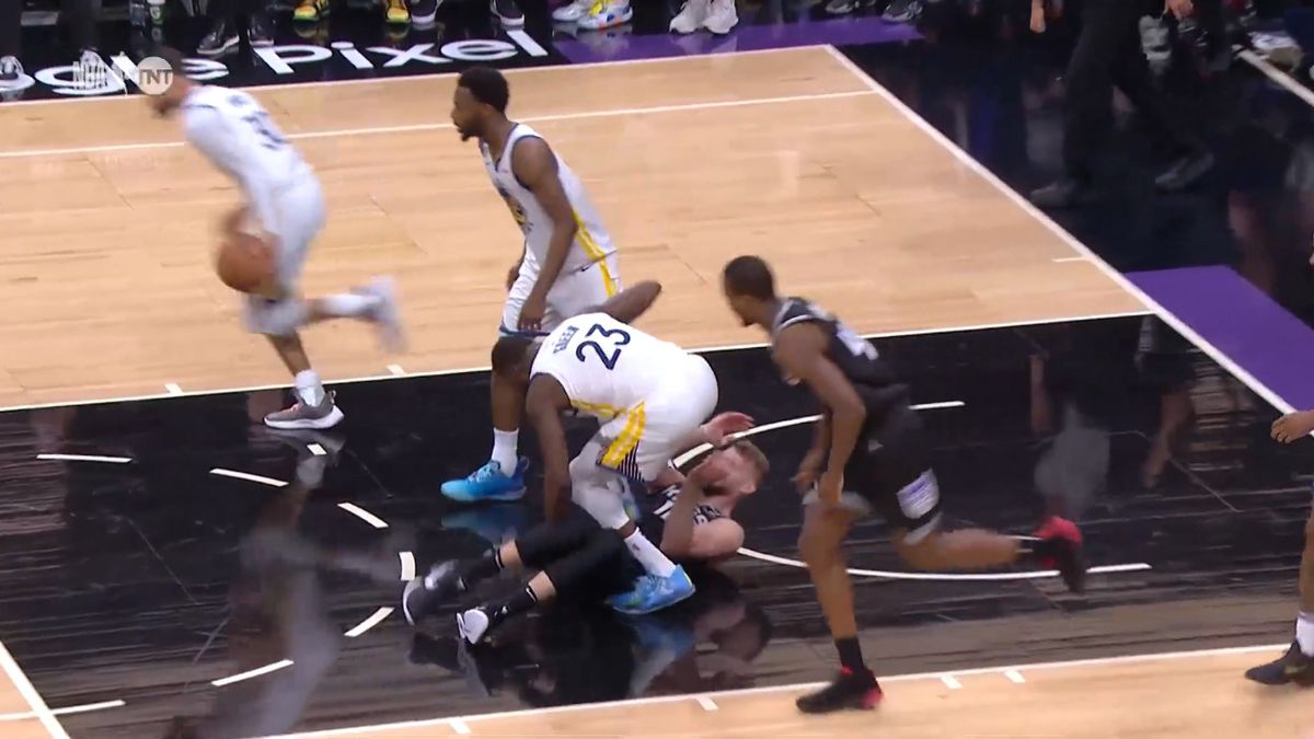 Draymond Green yine rahat durmadı: Sabonis'in göğsünü ezdi