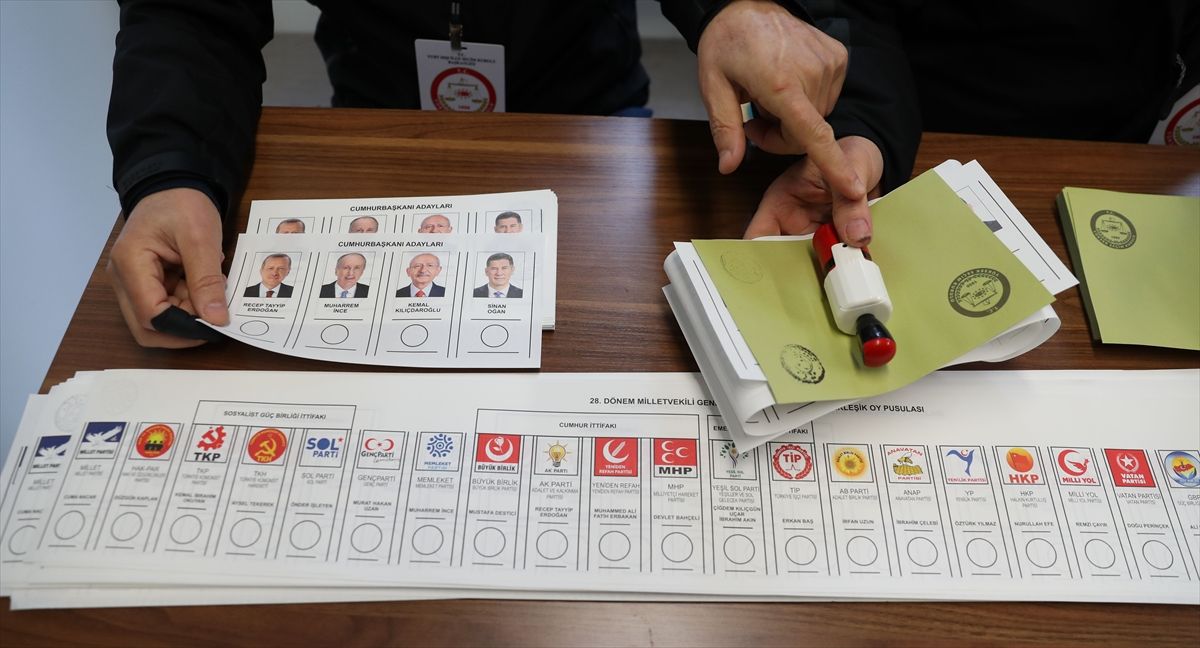Azerbaycan'da seçim anketi! Cumhurbaşkanı Erdoğan fark attı Azerbaycan'da seçim anketi! Cumhurbaşkanı Erdoğan fark attı