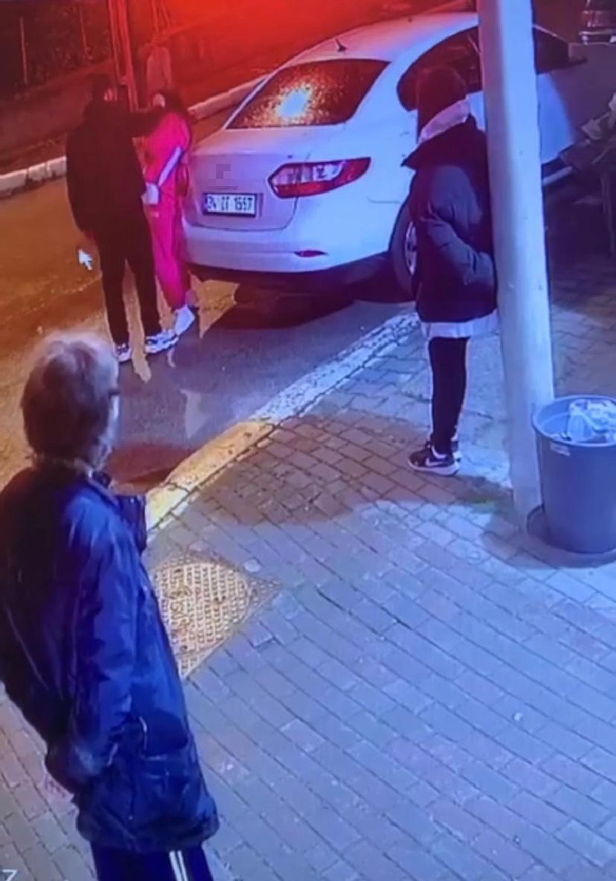 İstanbul'da eski sevgilisini sokak ortasında darbetti İstanbul'da eski sevgilisini sokak ortasında darbetti