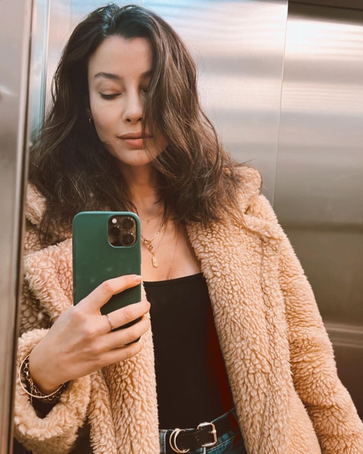 Kızılcık Şerbeti'nin Alev'inden ayna pozları! "Abdullah Bey bunu beğendi"