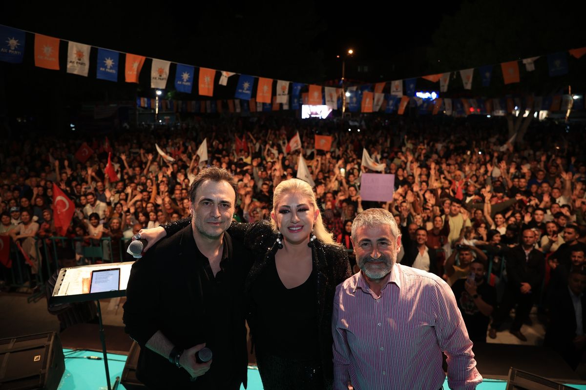 Hazine ve Maliye Bakanı Nureddin Nebati, halk konserinde Mersinlilerin ...