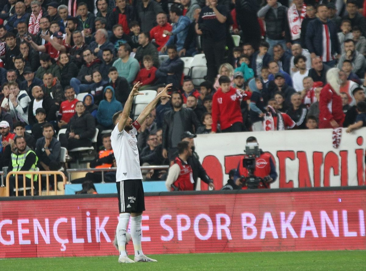 Beşiktaş, Cenk Tosun'la yeni sözleşme için anlaştı Beşiktaş, Cenk Tosun'la yeni sözleşme için anlaştı