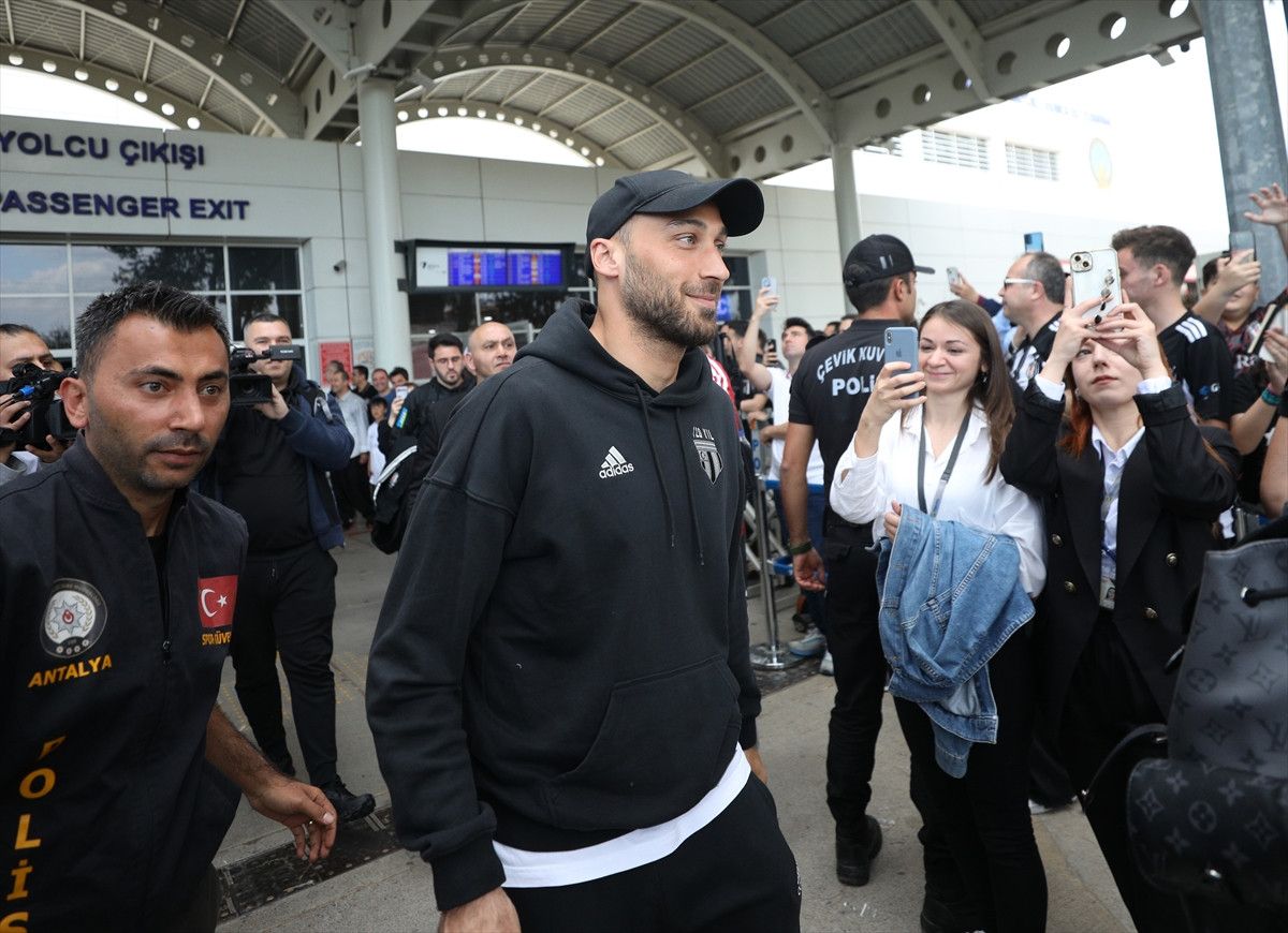Beşiktaş, Cenk Tosun'la yeni sözleşme için anlaştı Beşiktaş, Cenk Tosun'la yeni sözleşme için anlaştı