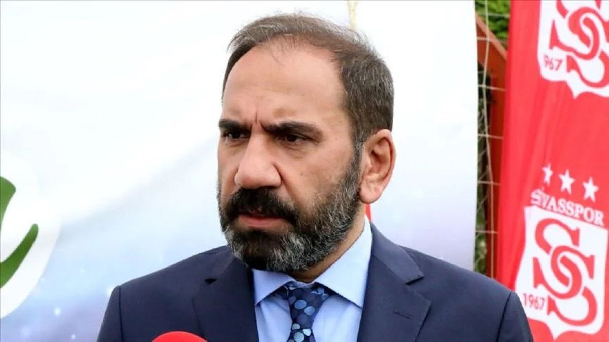 Sivasspor Başkanı Mecnun Otyakmaz, görevini bırakmayı düşünüyor Sivasspor Başkanı Mecnun Otyakmaz, görevini bırakmayı düşünüyor