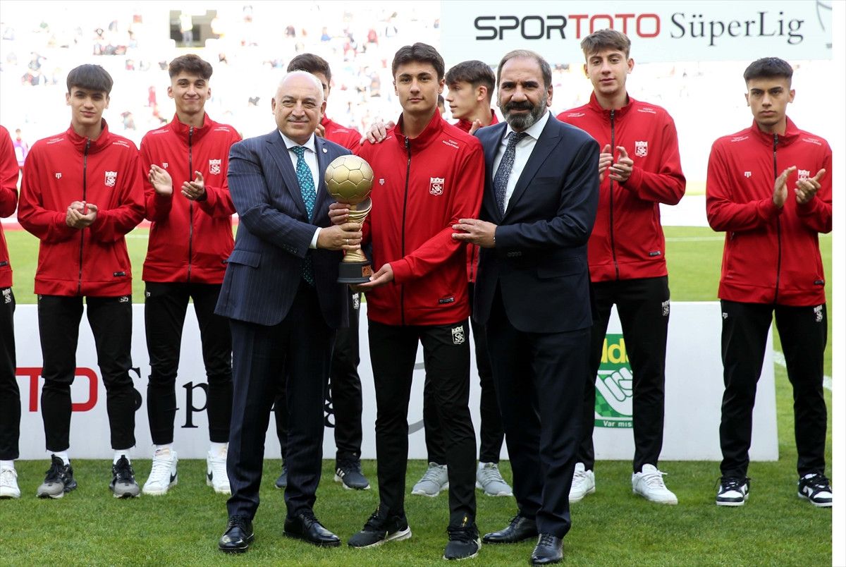 Sivasspor Başkanı Mecnun Otyakmaz, görevini bırakmayı düşünüyor Sivasspor Başkanı Mecnun Otyakmaz, görevini bırakmayı düşünüyor