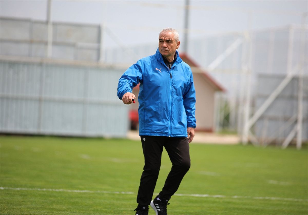 Sivasspor Başkanı Mecnun Otyakmaz, görevini bırakmayı düşünüyor Sivasspor Başkanı Mecnun Otyakmaz, görevini bırakmayı düşünüyor