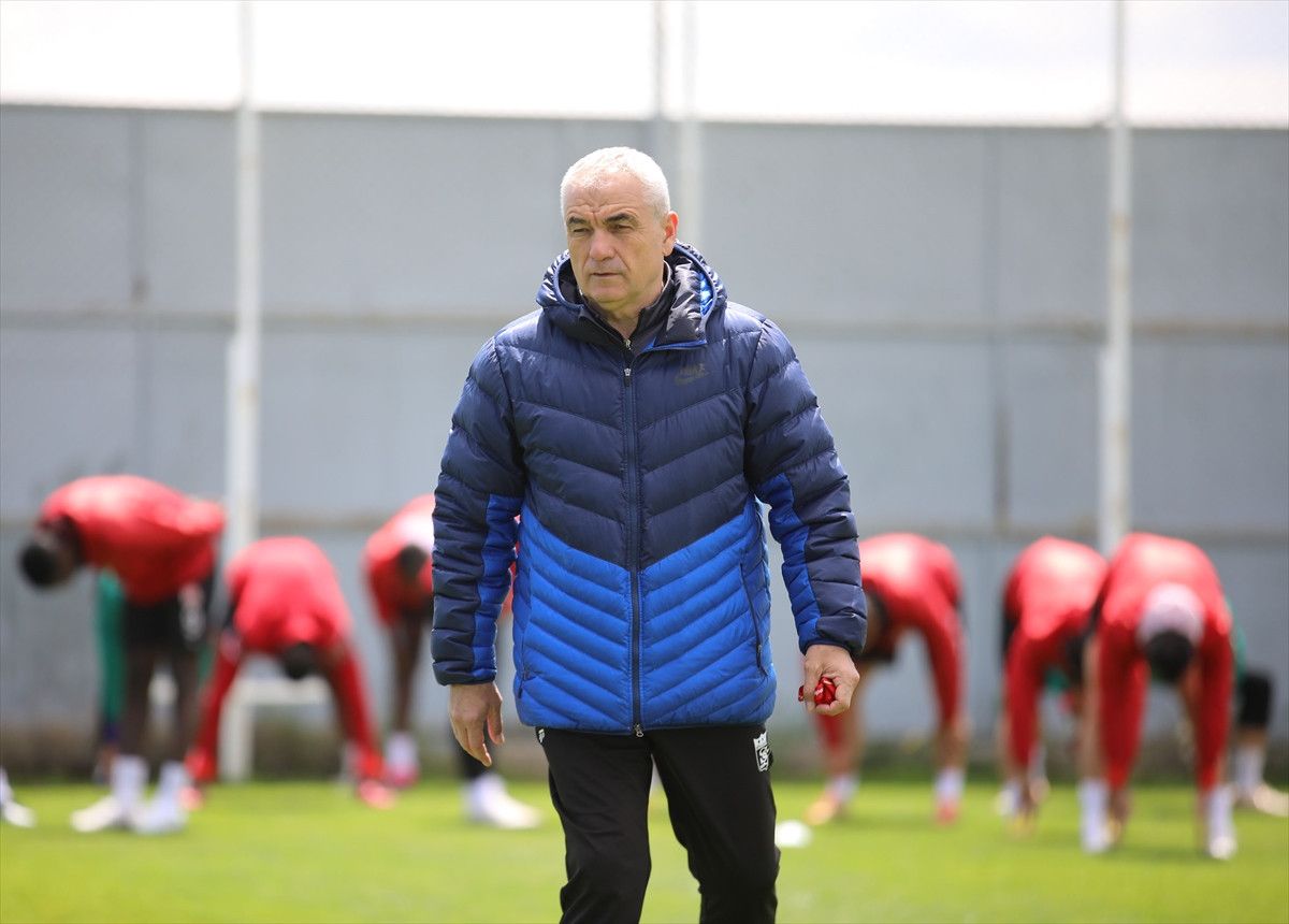 Sivasspor Başkanı Mecnun Otyakmaz, görevini bırakmayı düşünüyor Sivasspor Başkanı Mecnun Otyakmaz, görevini bırakmayı düşünüyor