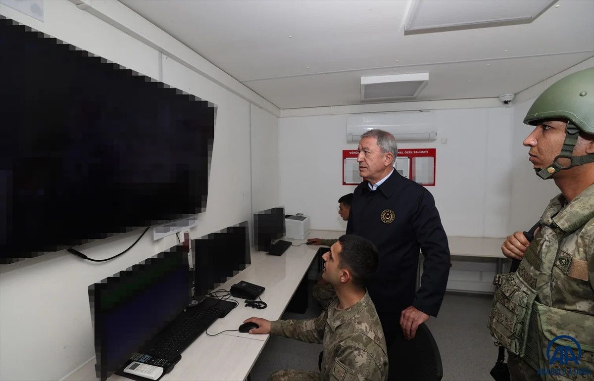 Hulusi Akar: Kendine güvenen varsa yasa dışı geçişi denesin