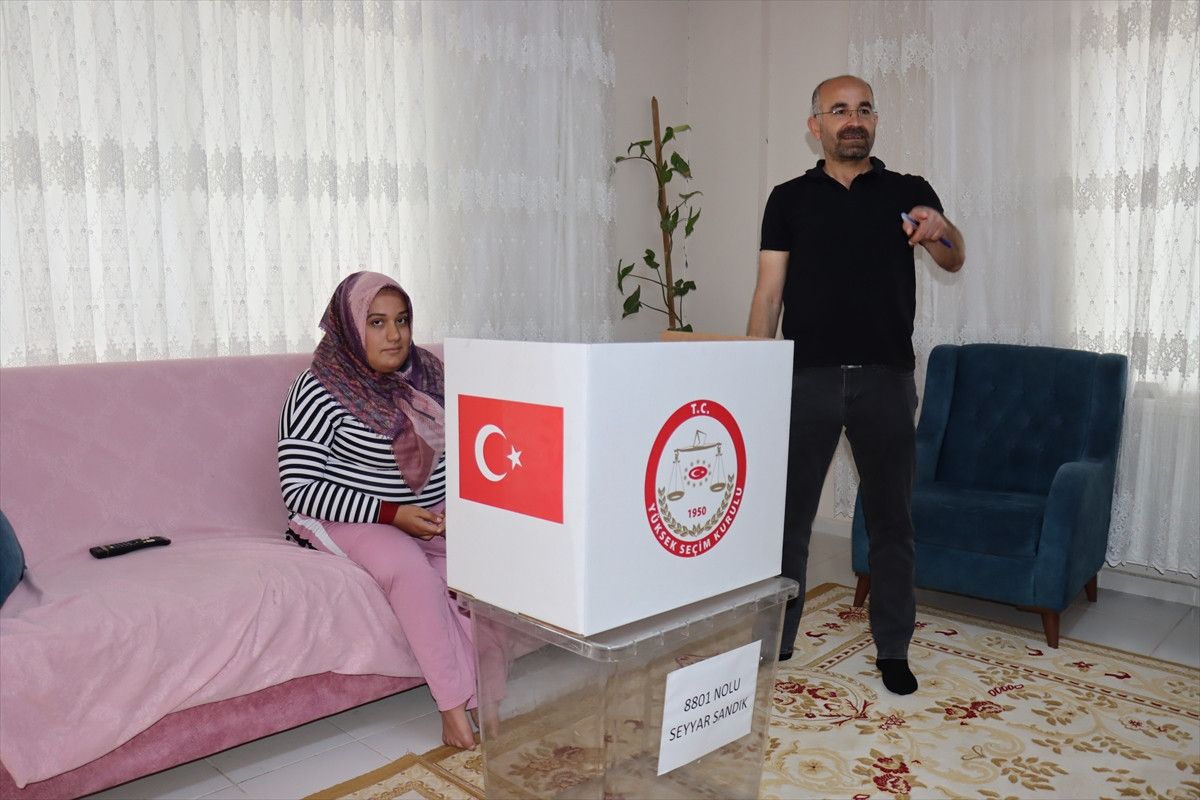 Adıyaman'da oy kullanmaya gidemeyenler için seyyar sandık kullanıldı