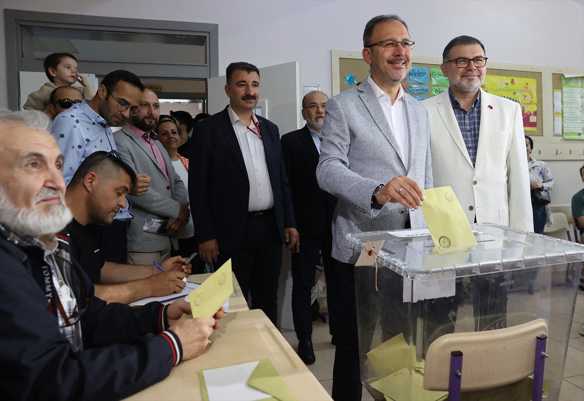 Bakan Mehmet Muharrem Kasapoğlu, oyunu İzmir'de kullandı Bakan Mehmet Muharrem Kasapoğlu, oyunu İzmir'de kullandı